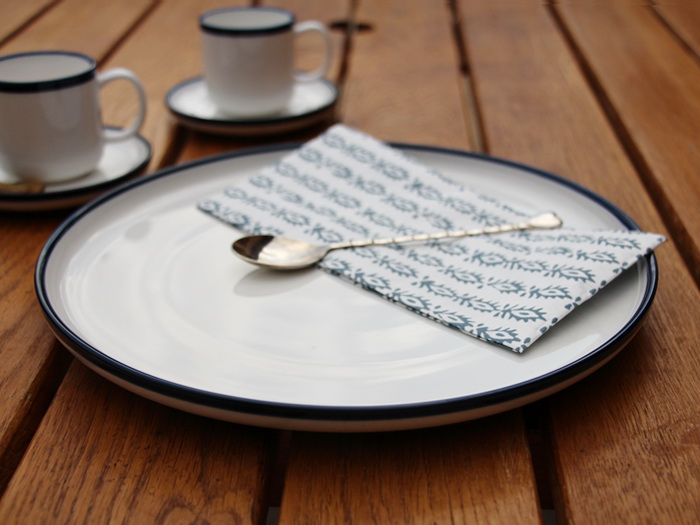 Assiette plate blanche liseré bleu en porcelaine Chehoma | Retrodeco.fr