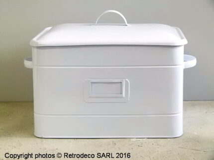 White bread box with a cozy and shabby chic decor by Ib Laursen ...